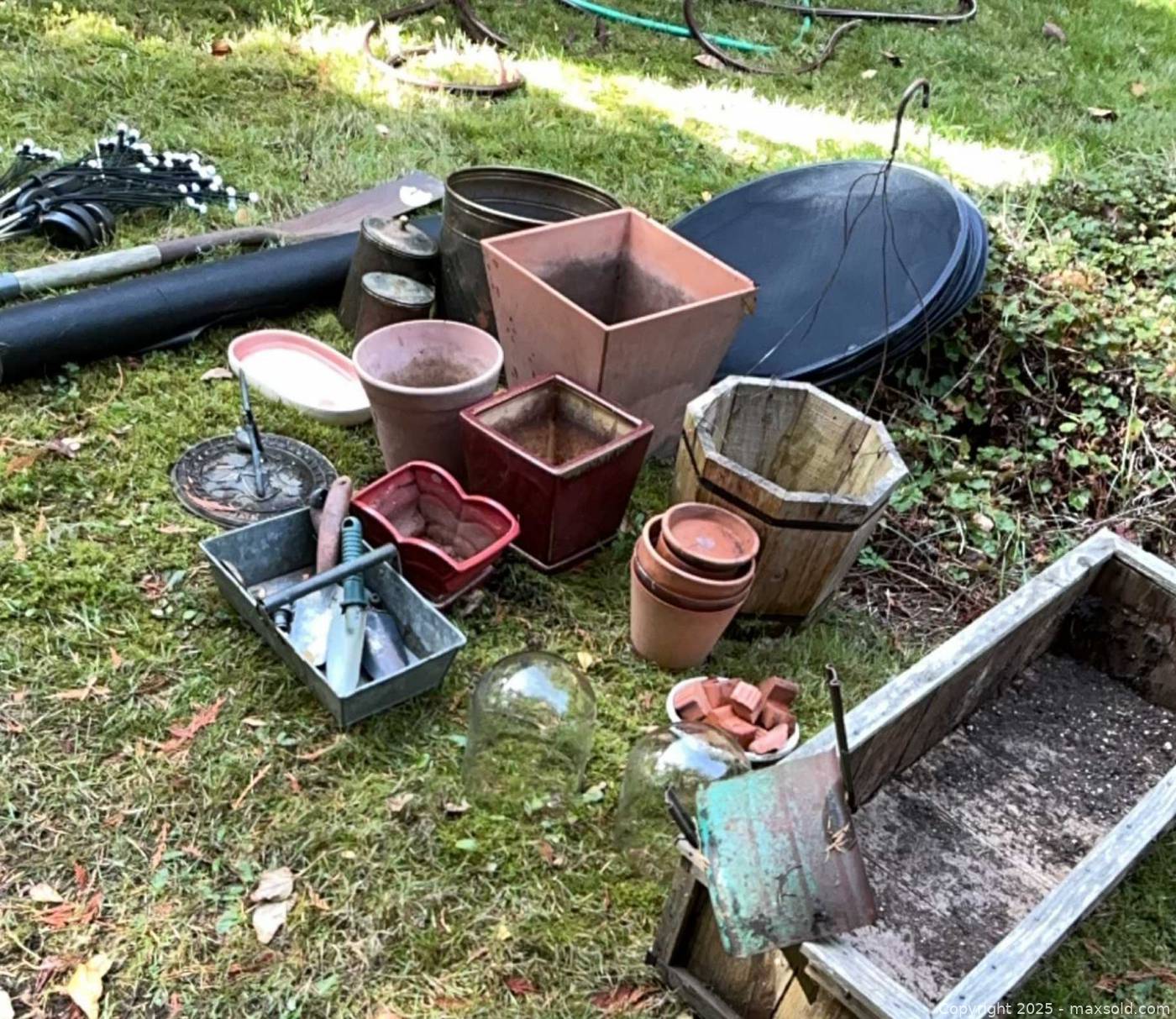 Gardening planters, solar lights, tools | Maxsold