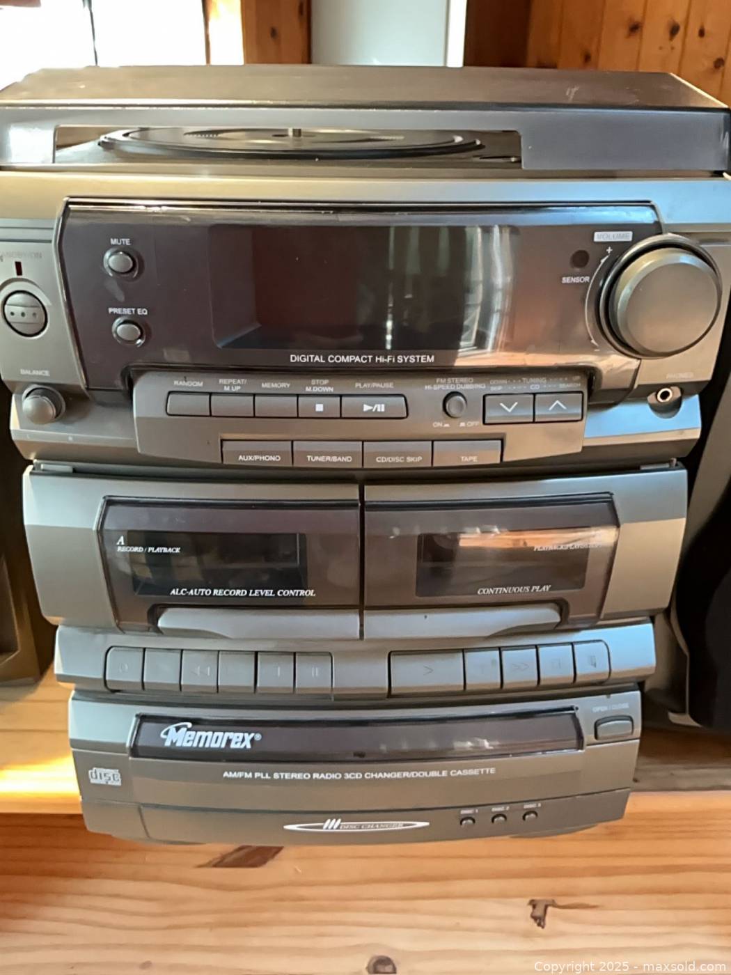 Memorex model 9299M stereo system with speakers | Maxsold