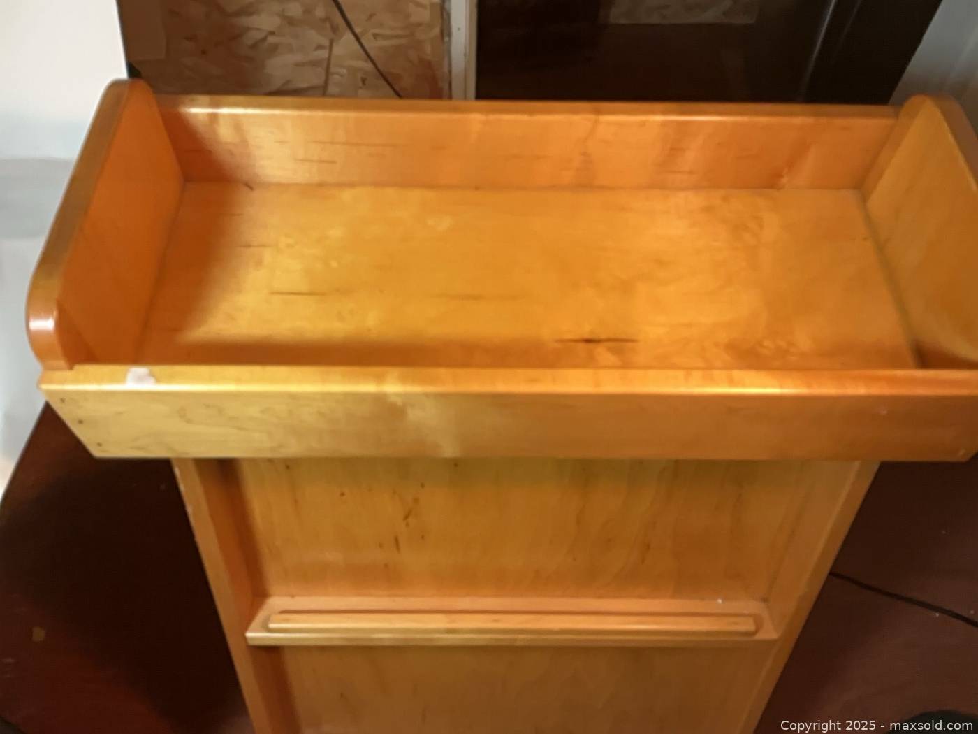 Pine rolling display stand | Maxsold