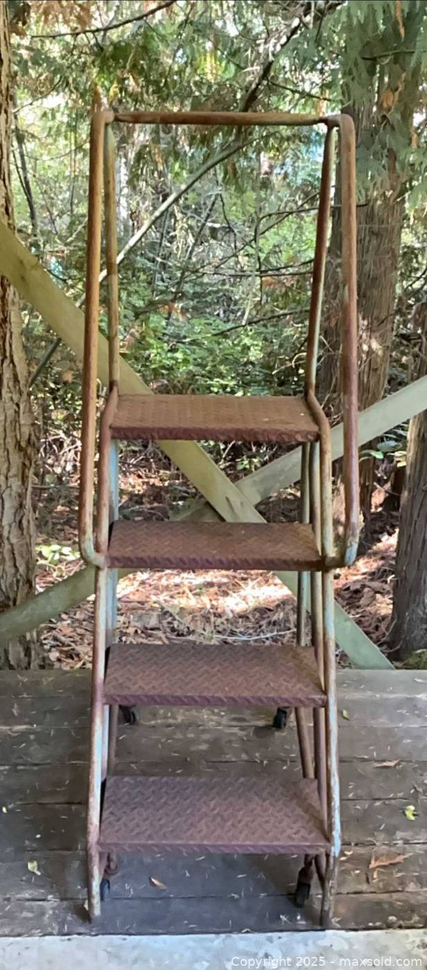 Four-step rolling metal stairs | Maxsold