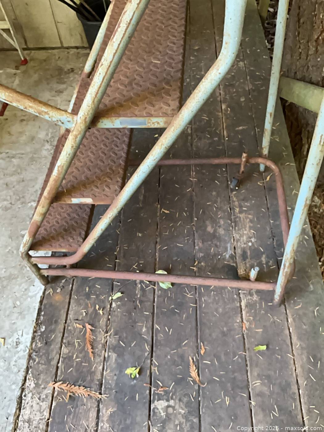 Four-step rolling metal stairs | Maxsold