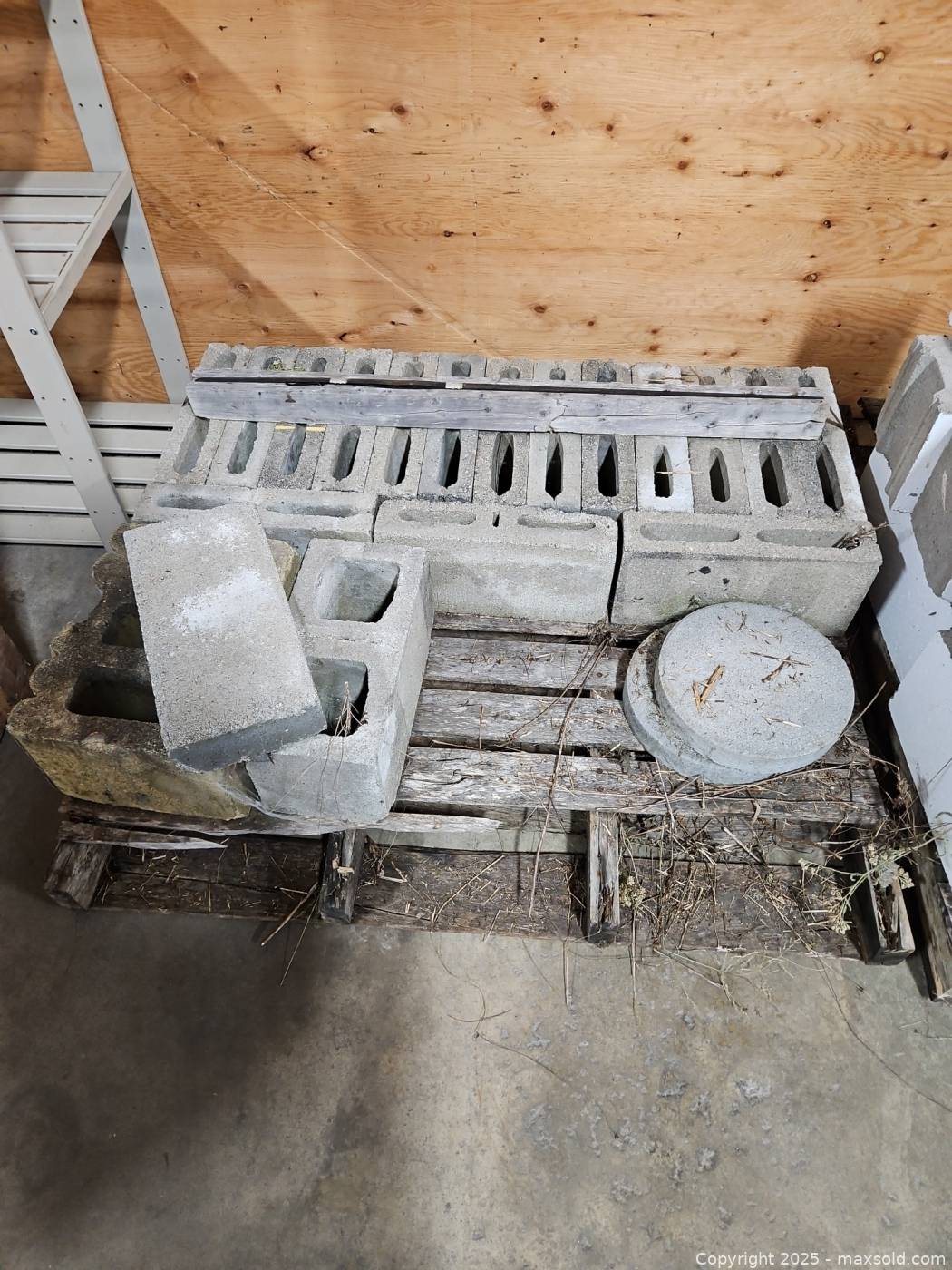 Misc concrete blocks | Maxsold