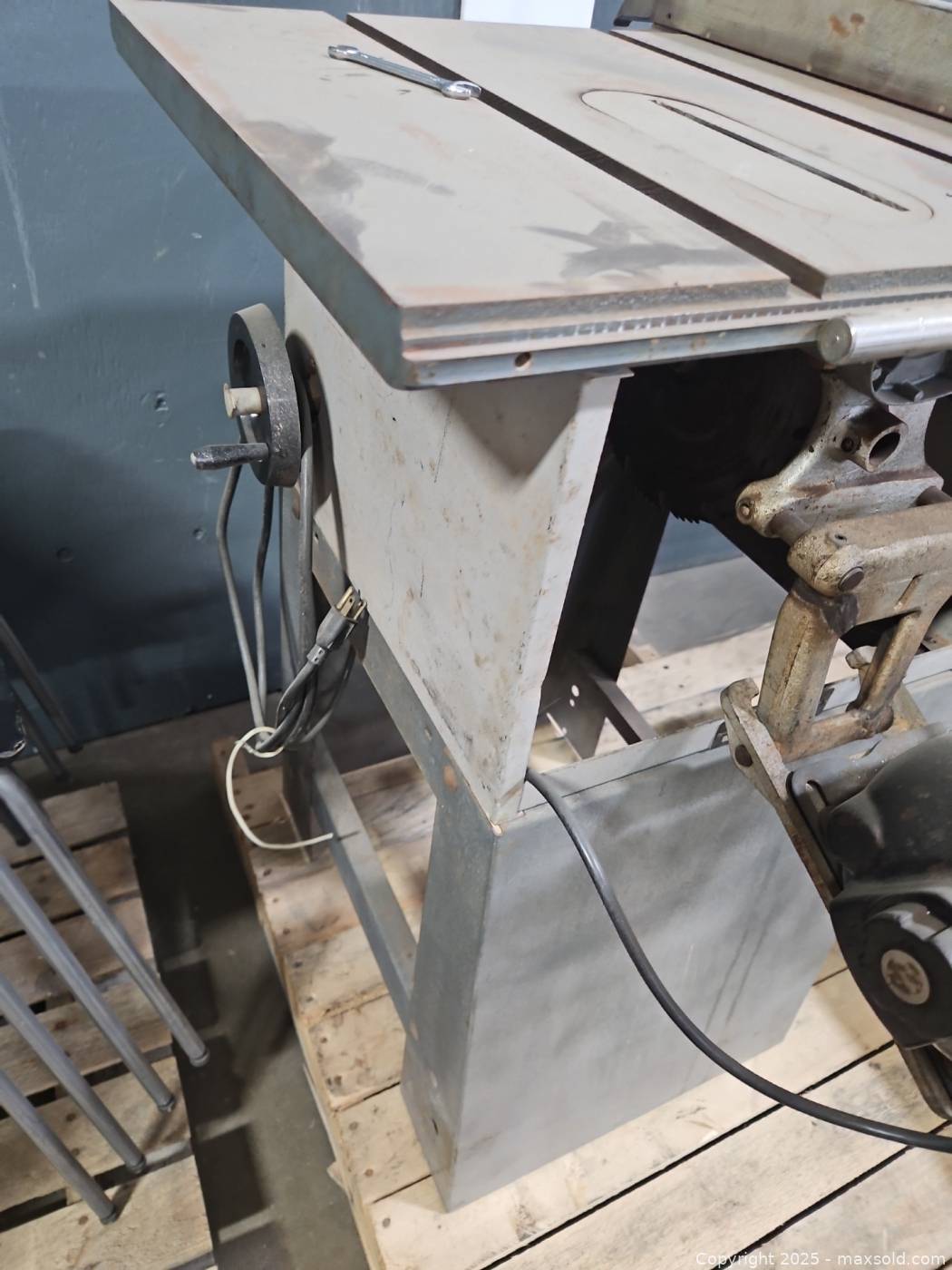 Table saw with motor | Maxsold