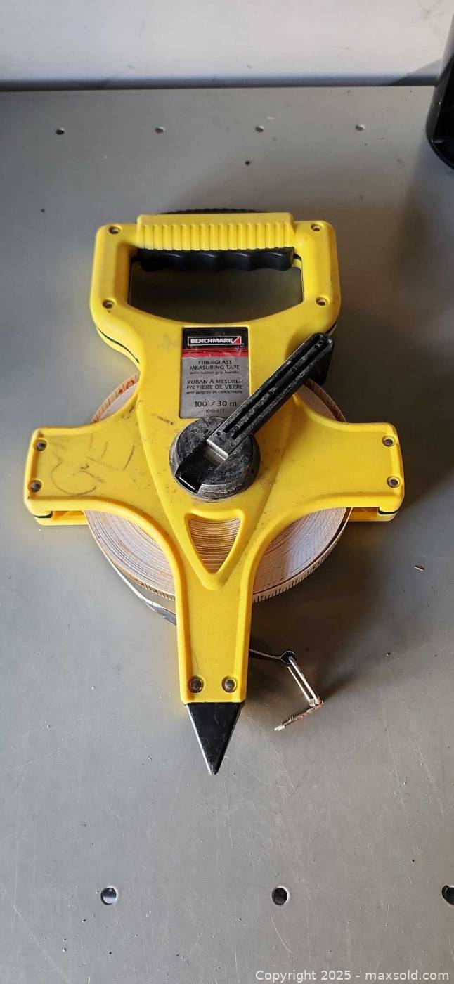 Benchmark 100ft / 30m fiberglass open-reel measuring tape | Maxsold
