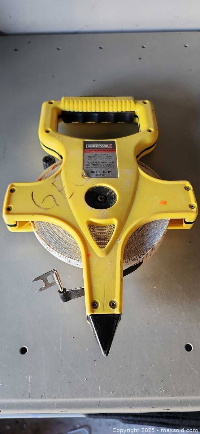 Benchmark 100ft / 30m fiberglass open-reel measuring tape | Maxsold