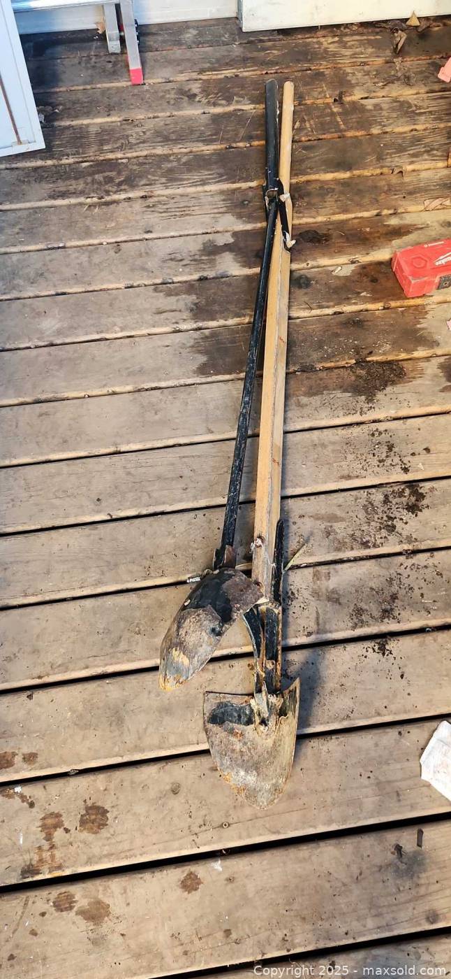 Manual clam shell post hole digger | Maxsold