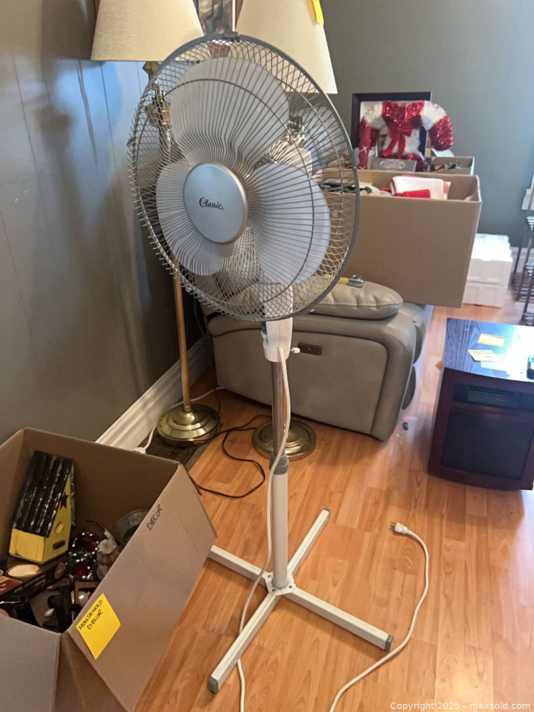 Classic pedestal fan and 2 brass floor lamps | Maxsold