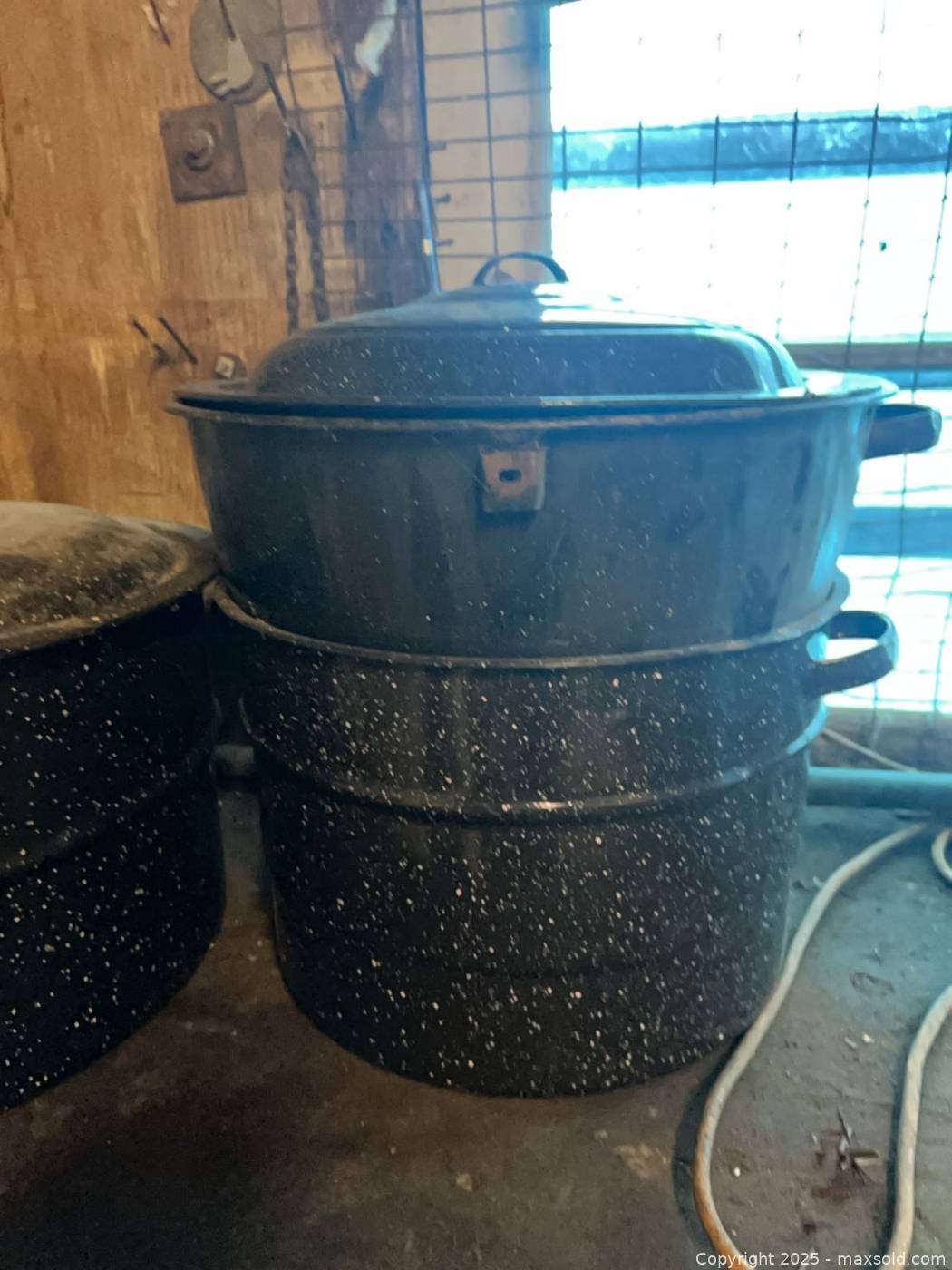 Five enamel-coated steel canners with lids | Maxsold