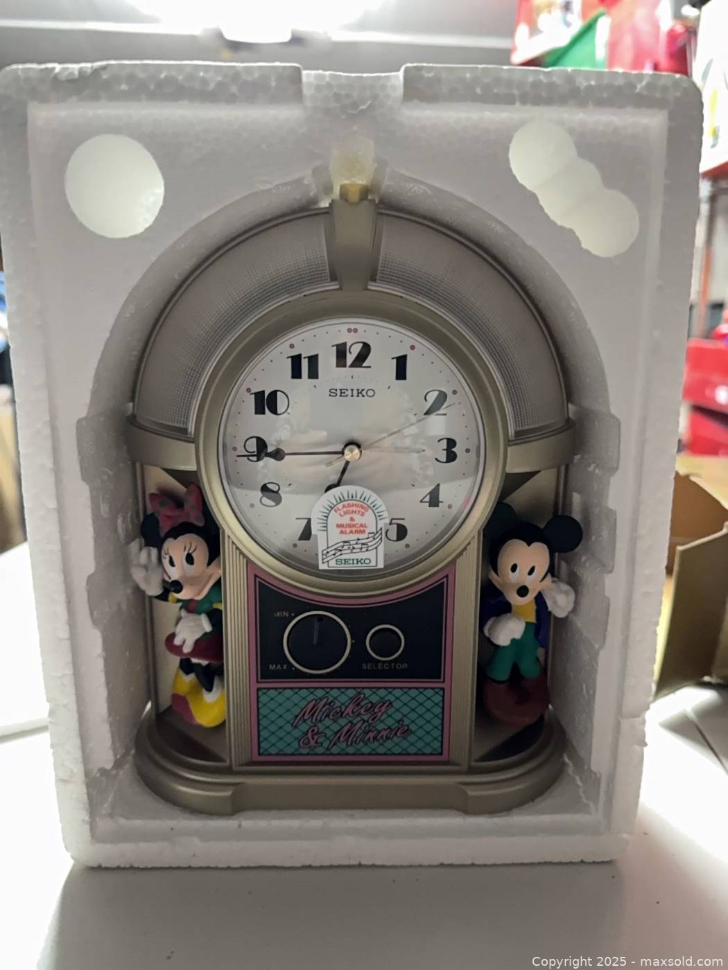 Seiko Mickey & Co. QXZ504ALX jukebox analog clock | Maxsold