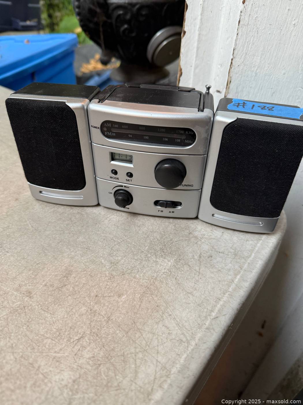 Small vintage AM/FM portable radio | Maxsold