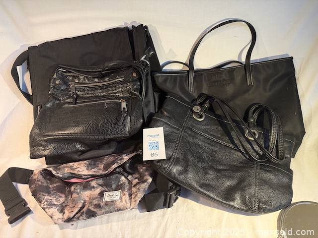 Assorted women's bags and totes | Maxsold