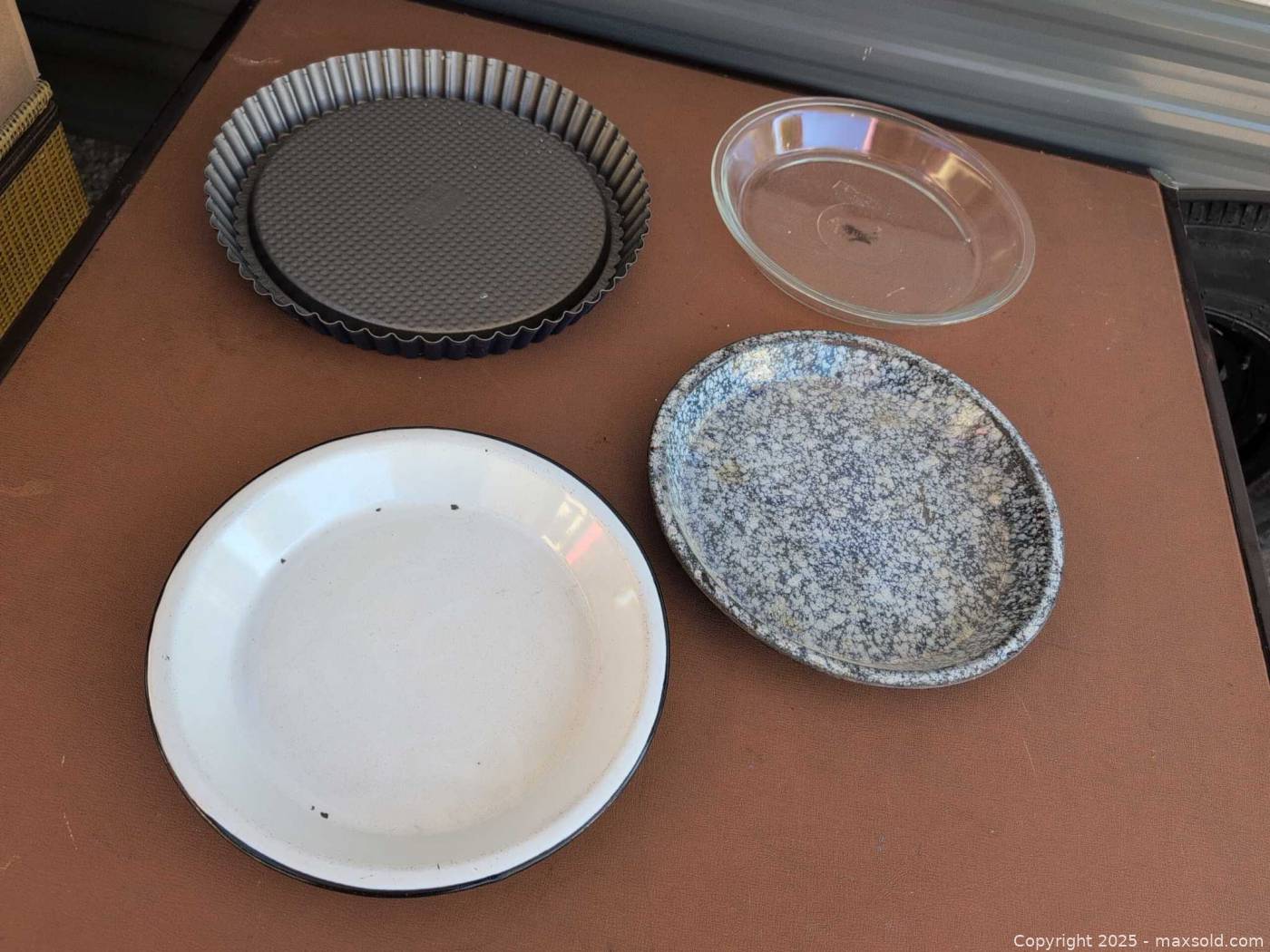 Enamel, Glasbake Pie Plates & Kaiser Flan Pan | Maxsold