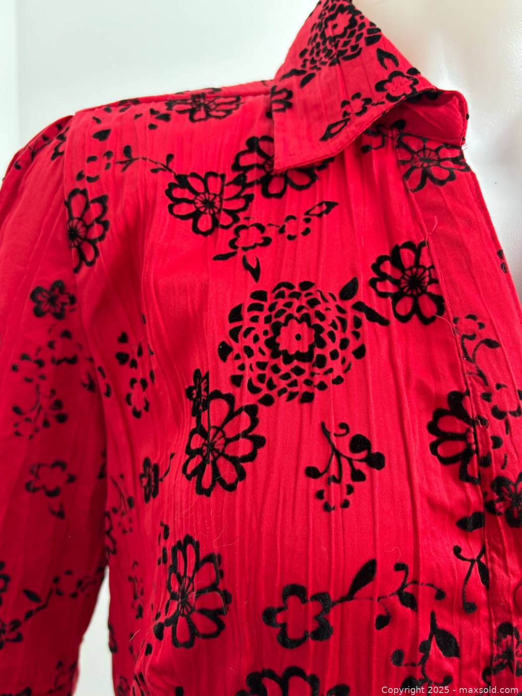 Fred David women’s red floral blouse M | Maxsold