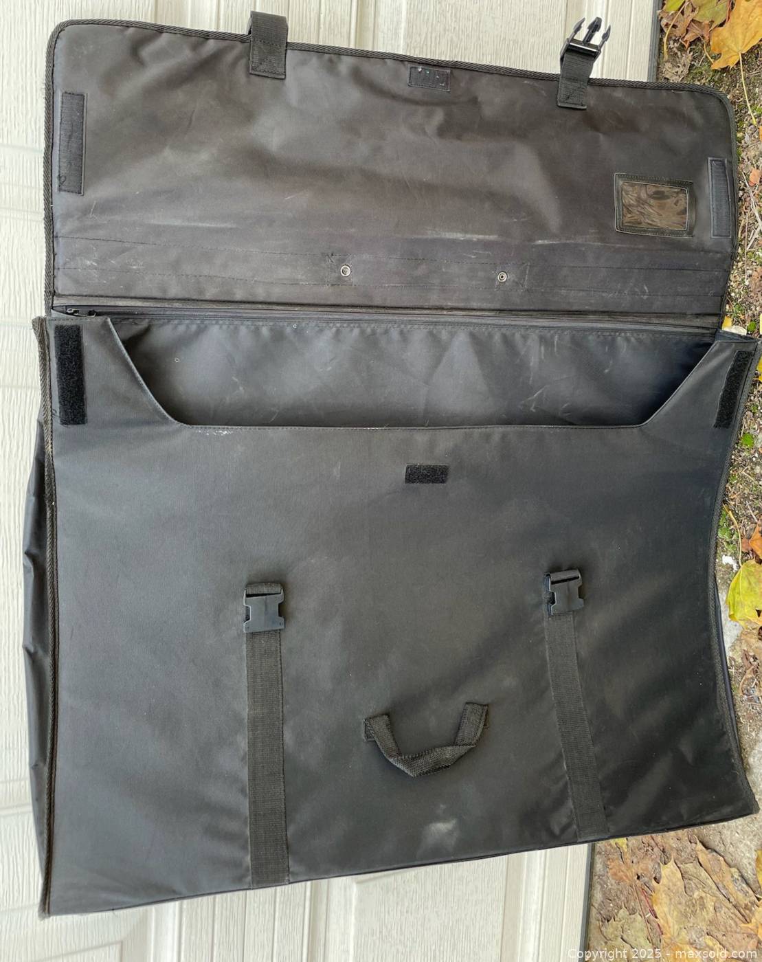 Black nylon artist portfolio carrying case | Maxsold
