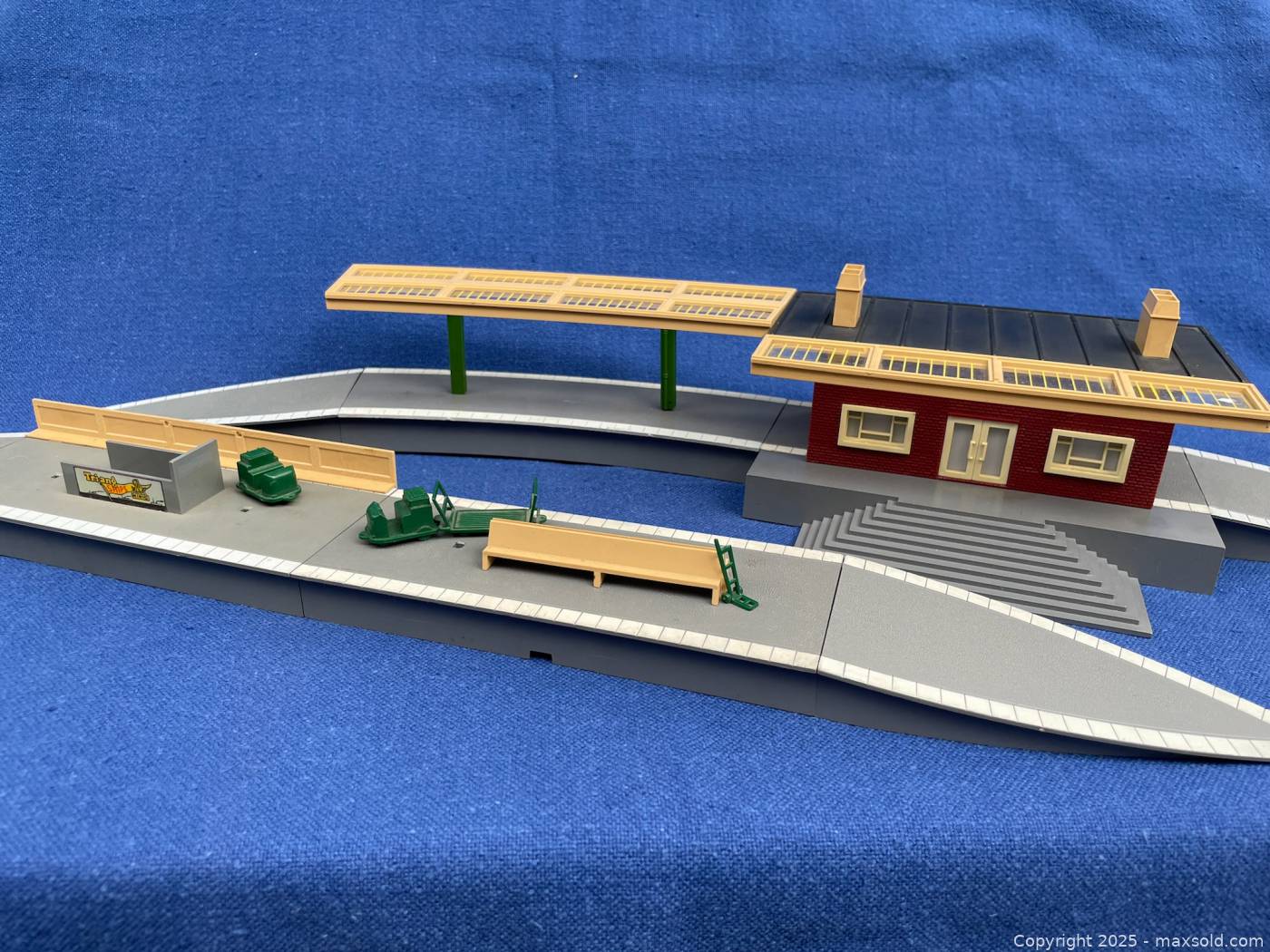 Tri-ang HO/OO Scale Model Train Station Platform Set | Maxsold