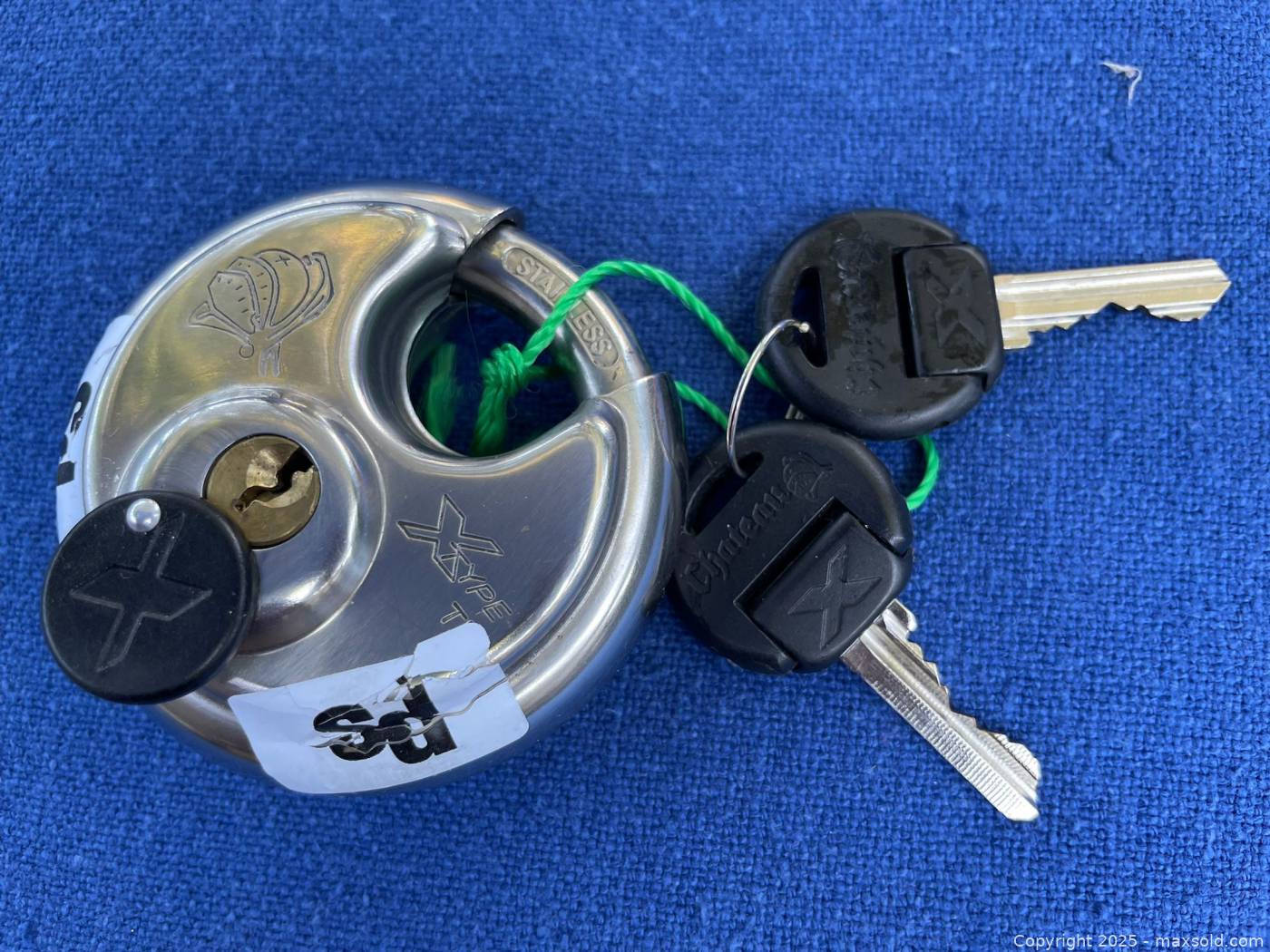 X-Type shrouded disc padlock with keys and combination dial padlock ...