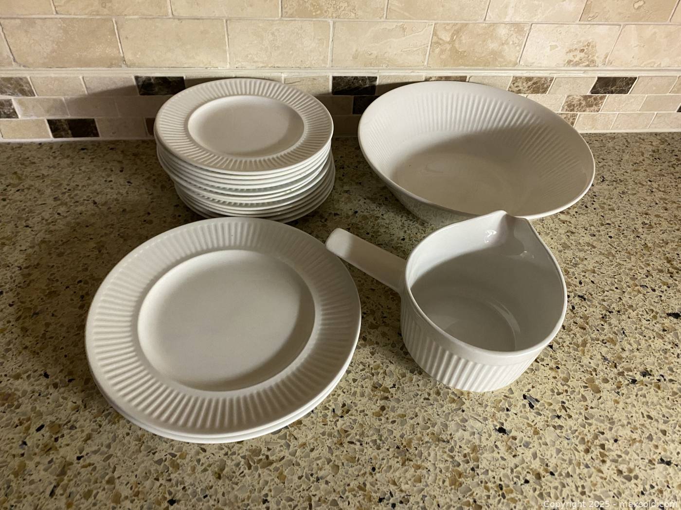 Johnson Bros Athena 16-Piece Tableware Set | Maxsold