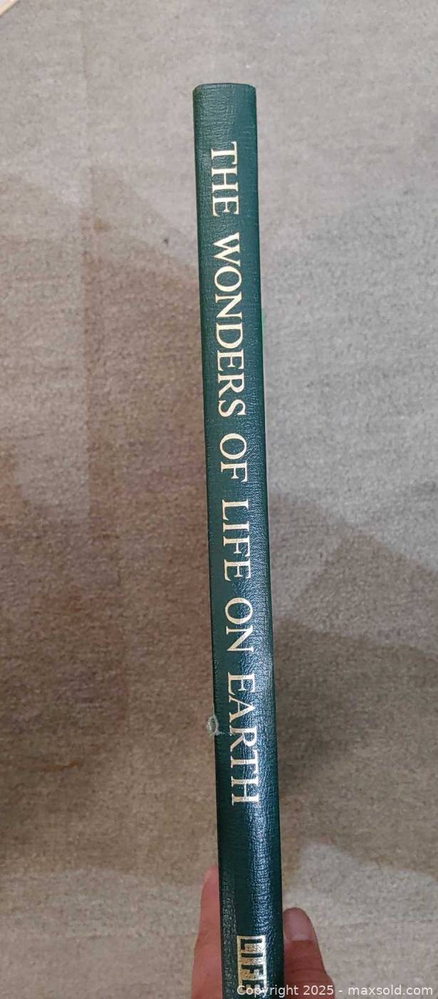 The Wonders of Life on Earth book | Maxsold