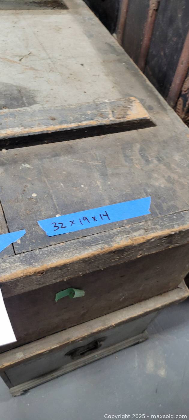 Vintage wooden trunk with interior dividers | Maxsold