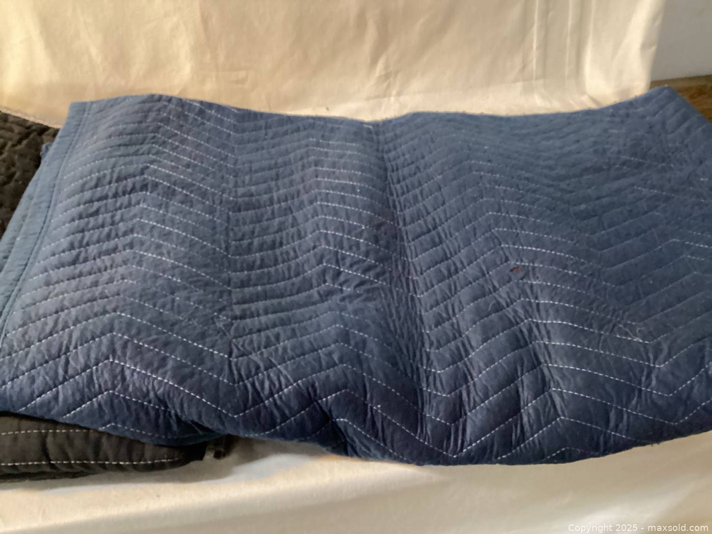 Six Quilted Moving Blankets | Maxsold