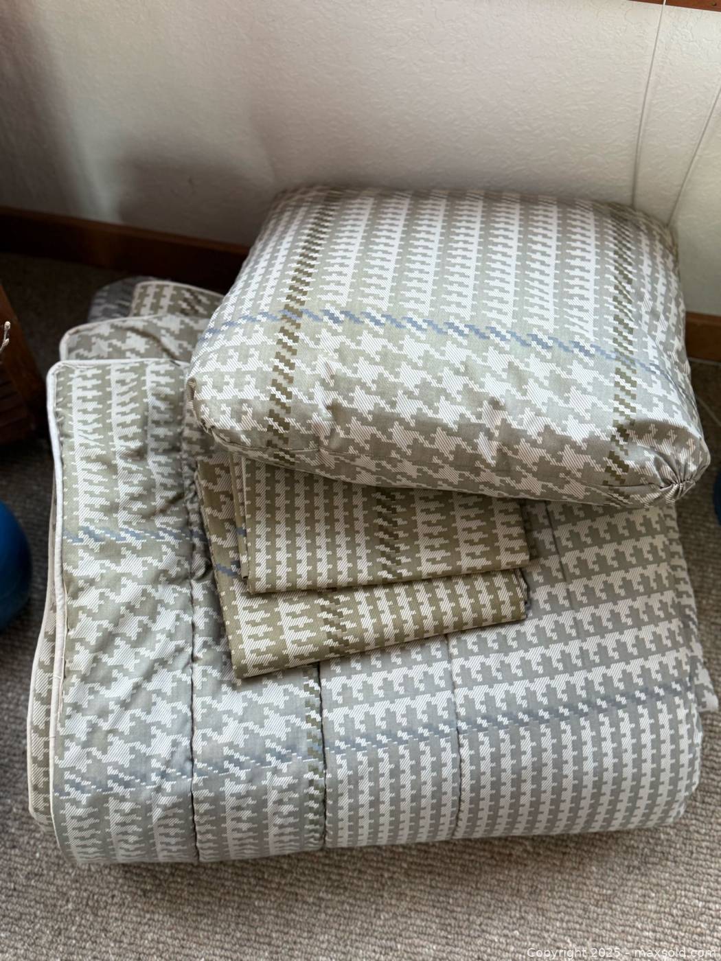 Vintage houndstooth bedding set | Maxsold