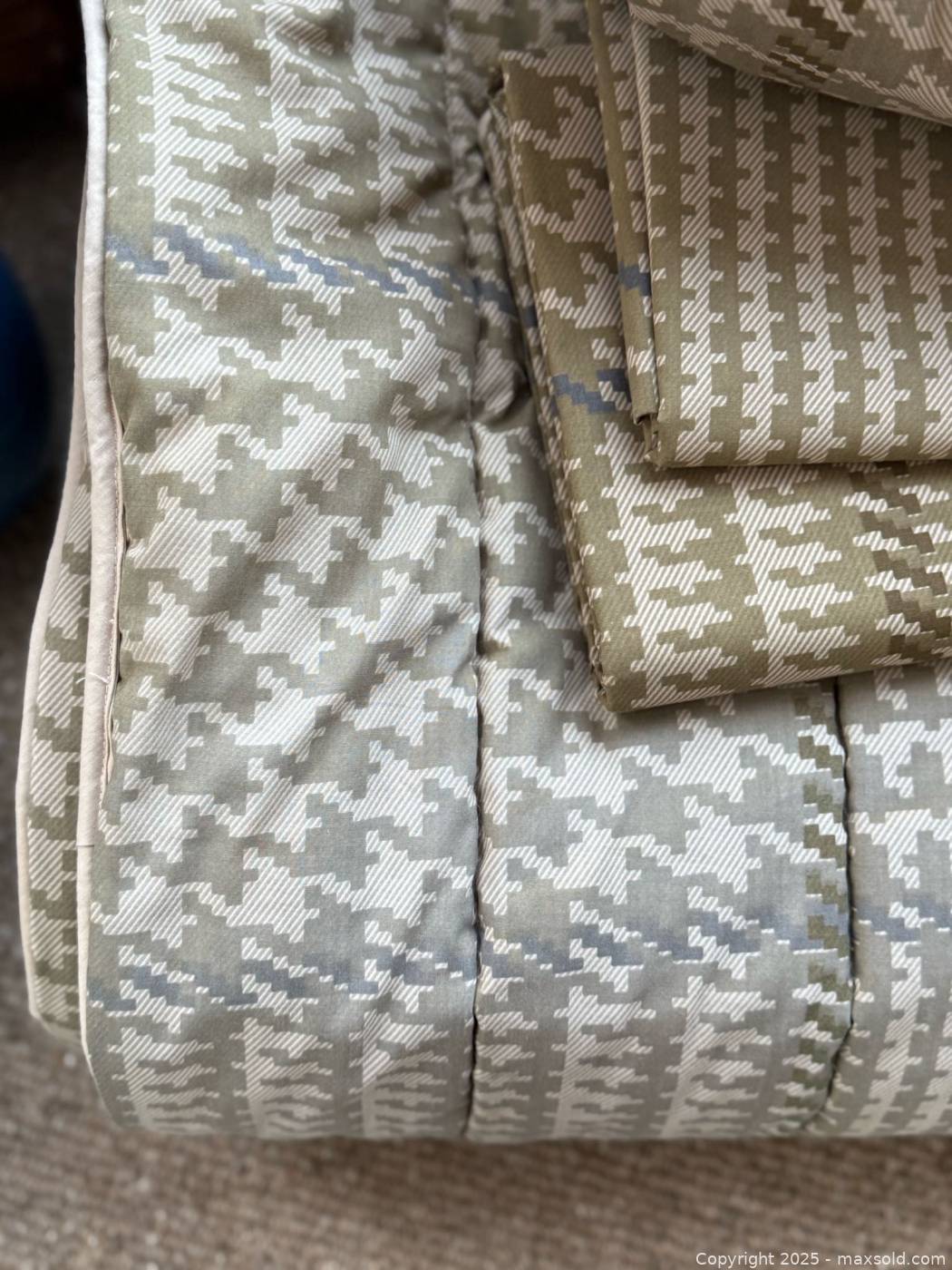 Vintage houndstooth bedding set | Maxsold