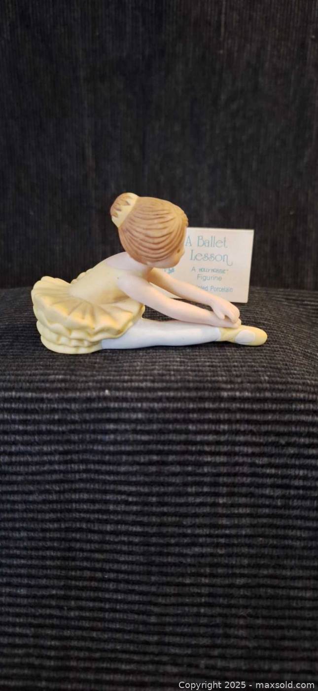 A Ballet Lesson Holly Hobbie Porcelain Figurine | Maxsold
