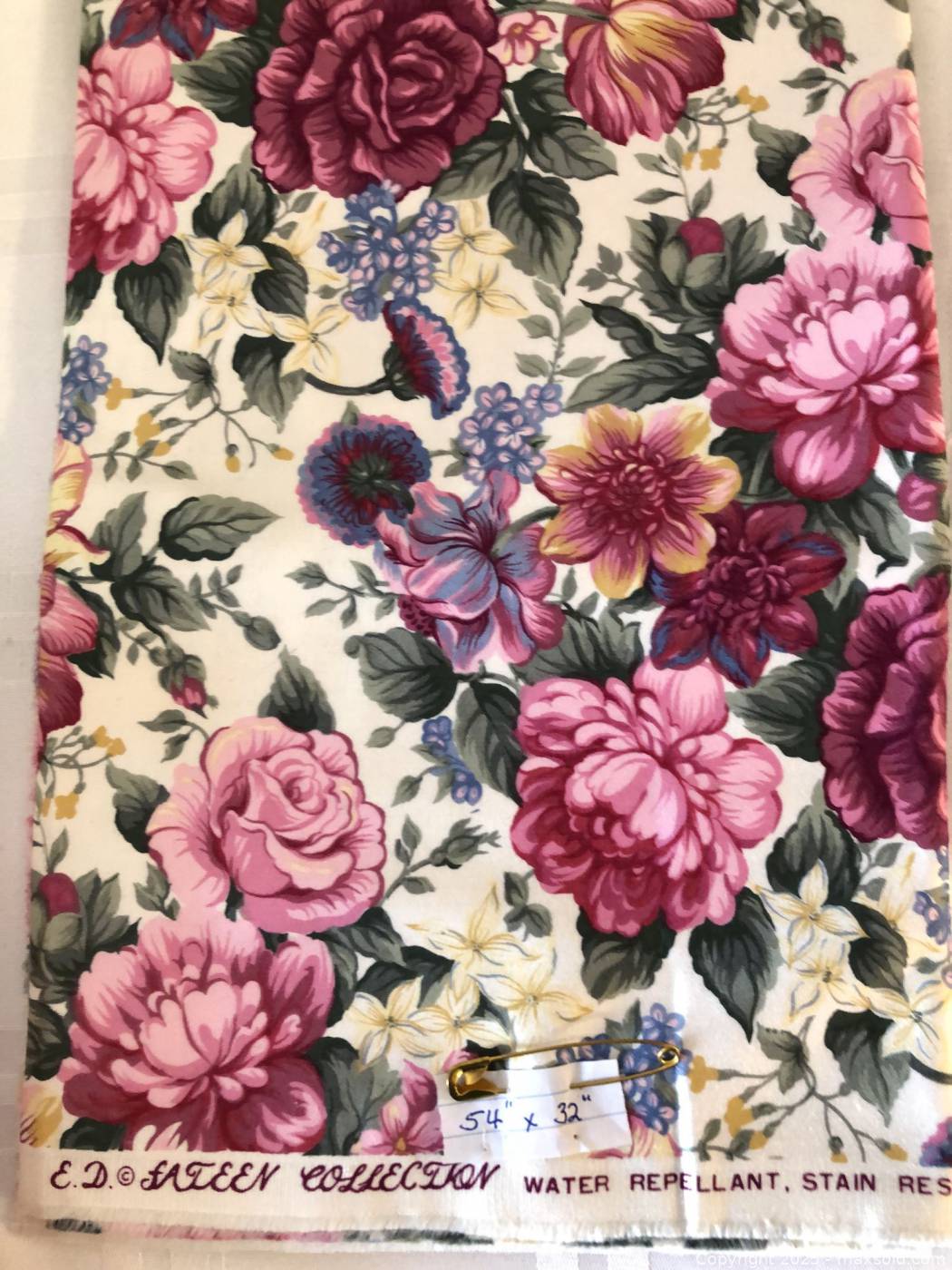 9 folded cotton or cotton-blend fabric pieces | Maxsold
