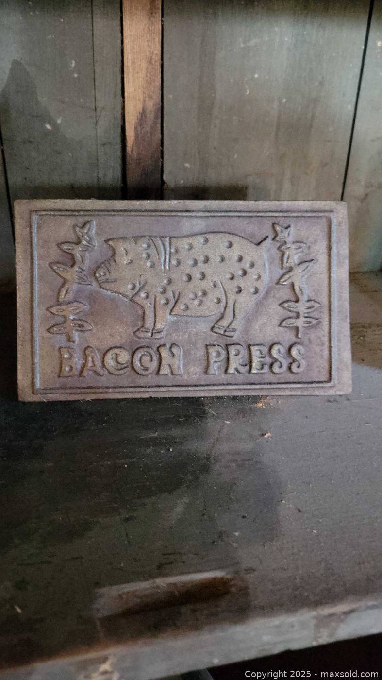 Cast iron cookware, bacon press, lamp, Pyrex pan, shelf supports | Maxsold
