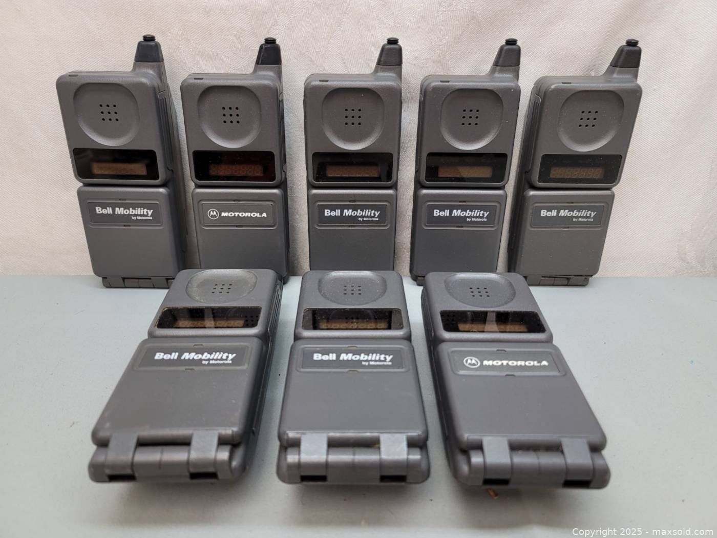 8 Motorola MicroTAC Digital Personal Communicator flip phones | Maxsold