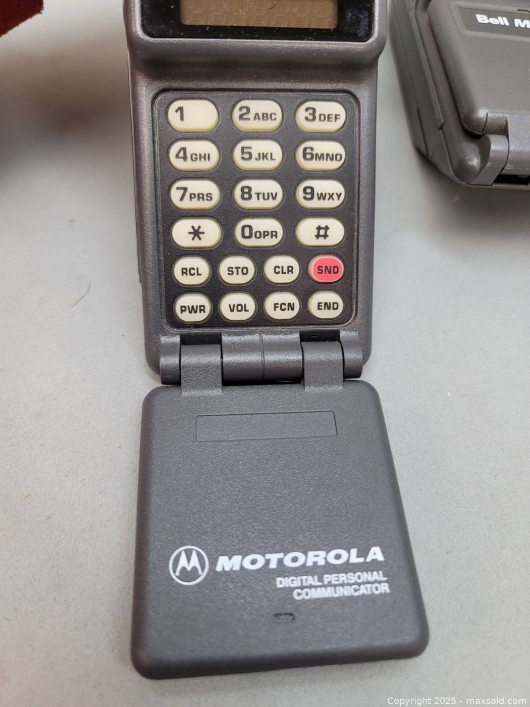 8 Motorola MicroTAC Digital Personal Communicator flip phones | Maxsold