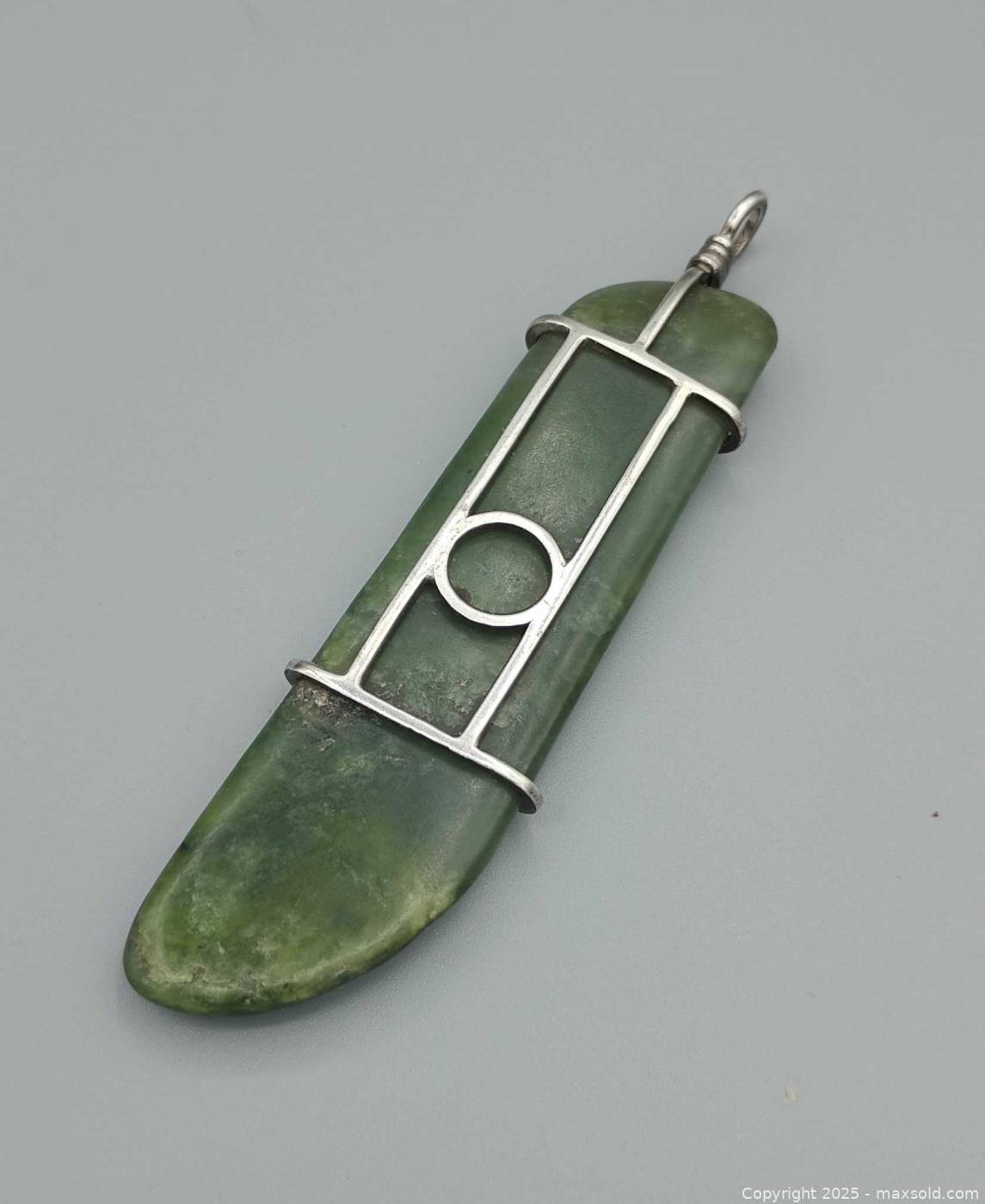 Vintage long jade pendant in silver | Maxsold