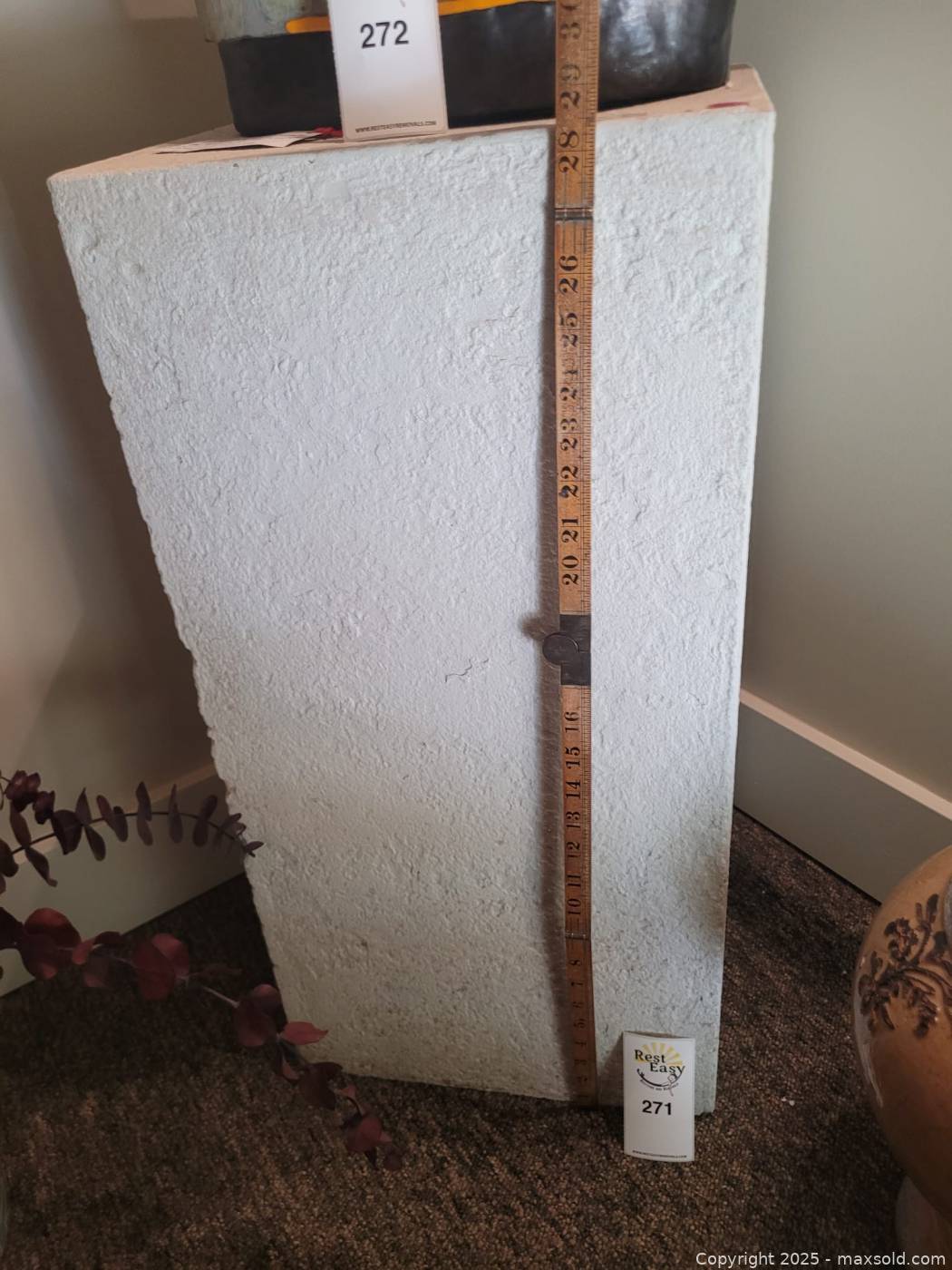 Stone pedestal display stand 28.5-29 in | Maxsold