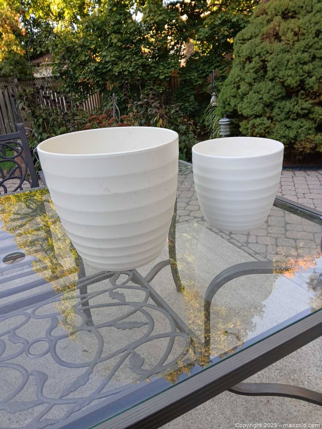Two off-white ceramic planters | Maxsold