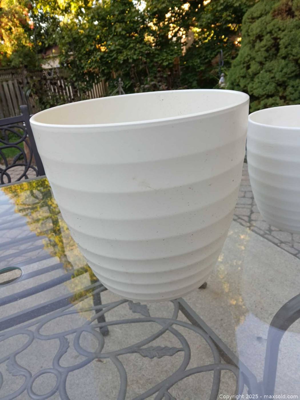 Two off-white ceramic planters | Maxsold