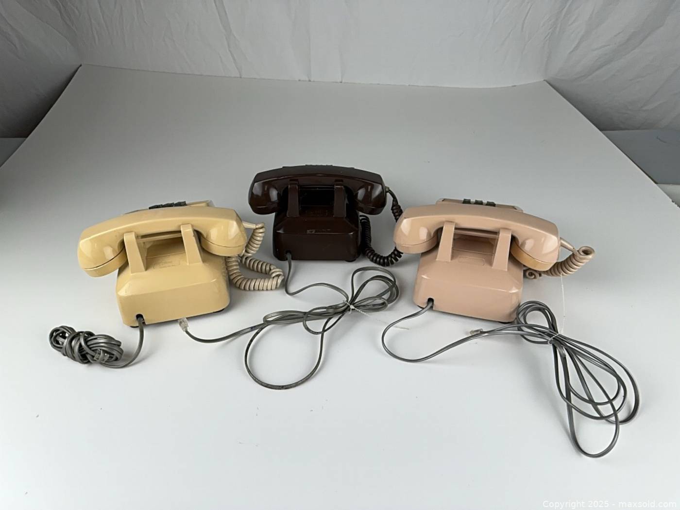 Lot of 3 ITT 2500 Series Telephones | Maxsold