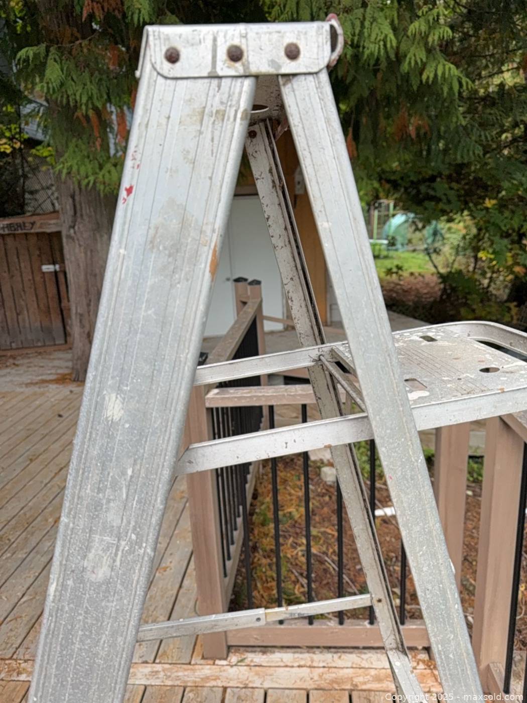 6 ft aluminum A-frame step ladder | Maxsold