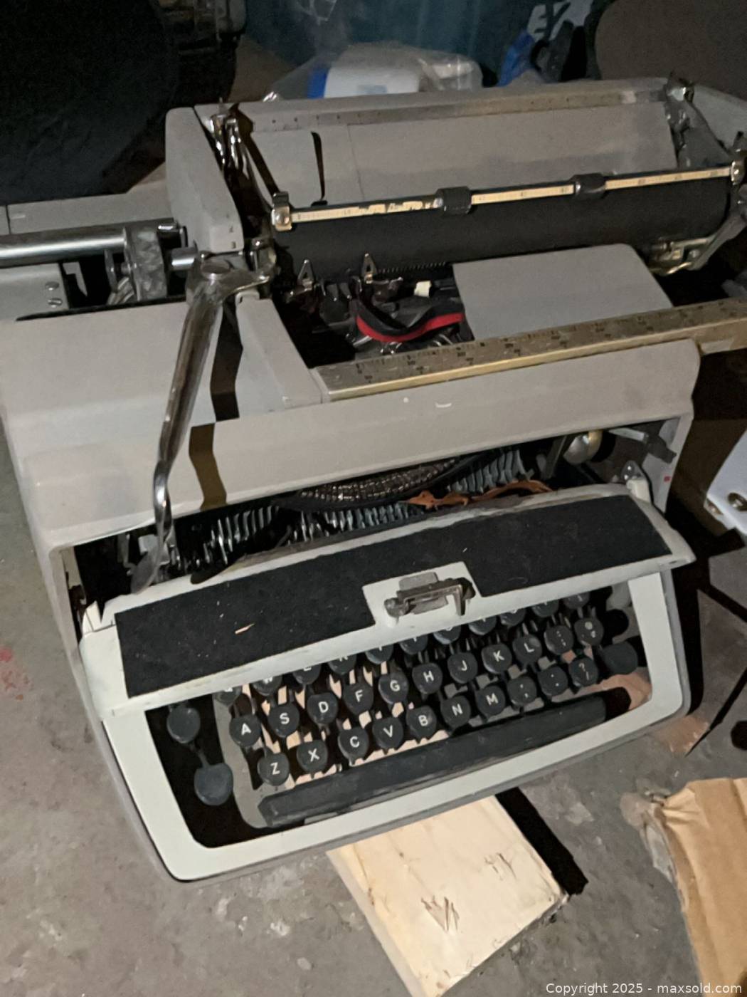 Manual Desktop Typewriter with Carriage Lever | Maxsold