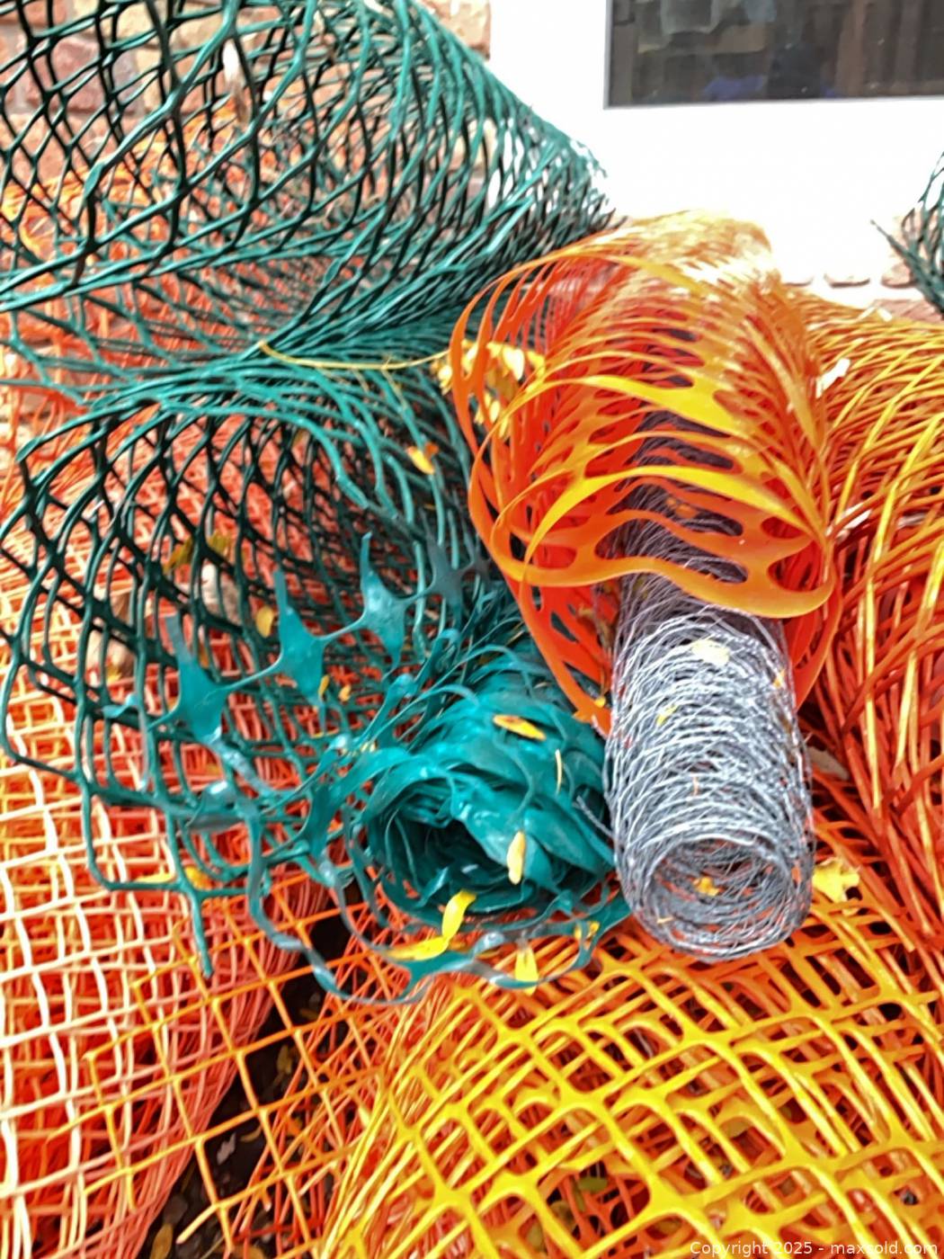 Rolls of plastic and wire temporary fencing | Maxsold