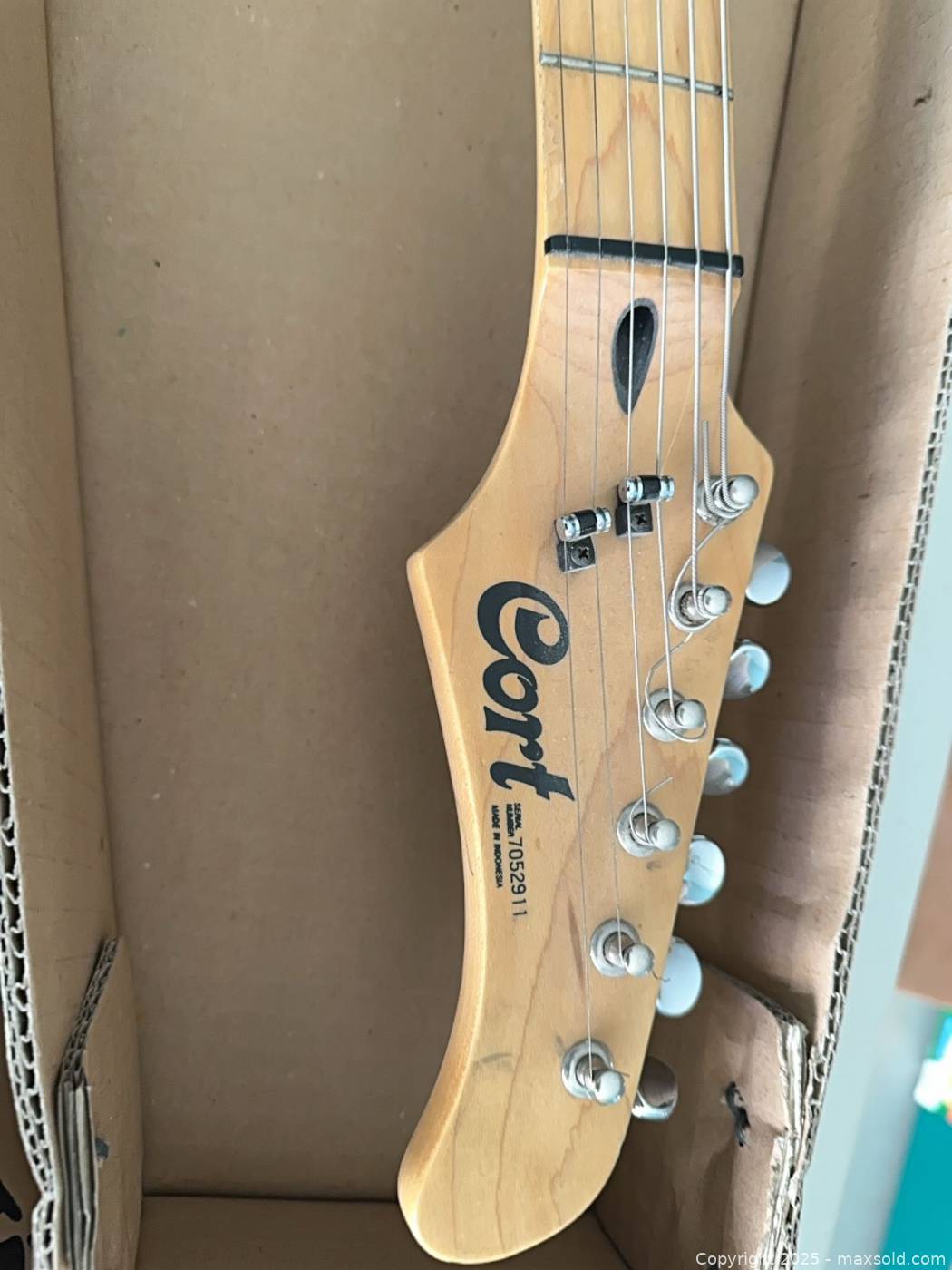 Cort Strat-style electric guitar sunburst | Maxsold