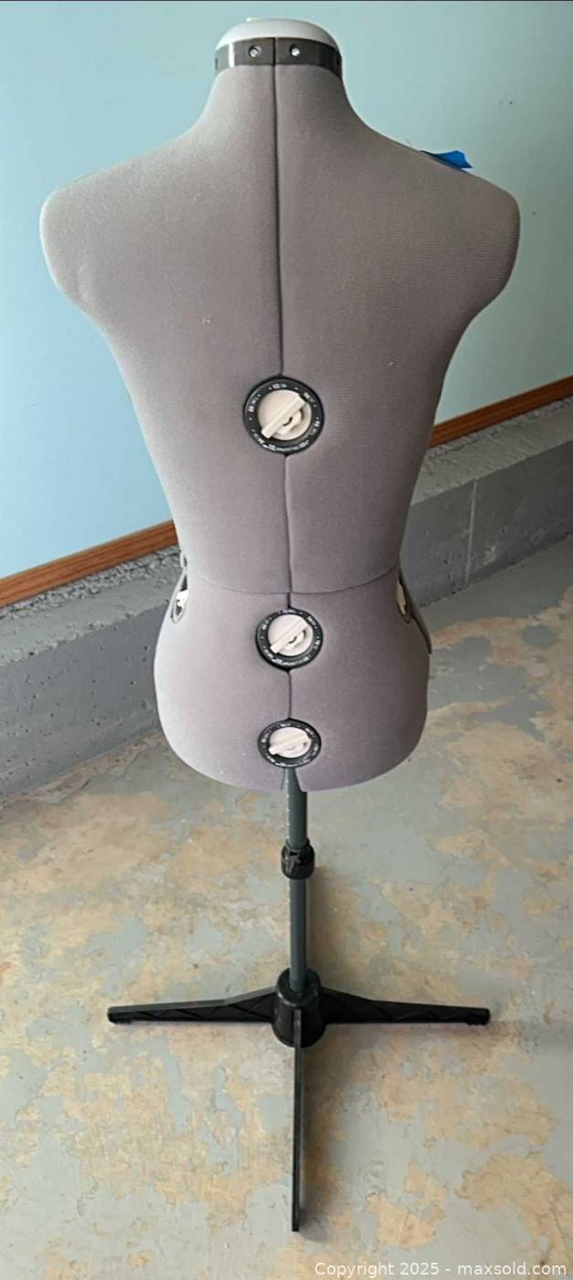 True Form adjustable dress form mannequin on tripod stand | Maxsold