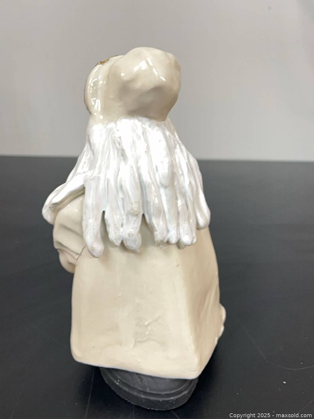 Glazed ceramic Santa figurine with wreath | Maxsold