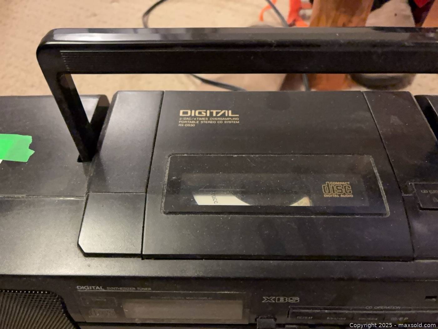 2 vintage portable stereo boombox cassette radios | Maxsold