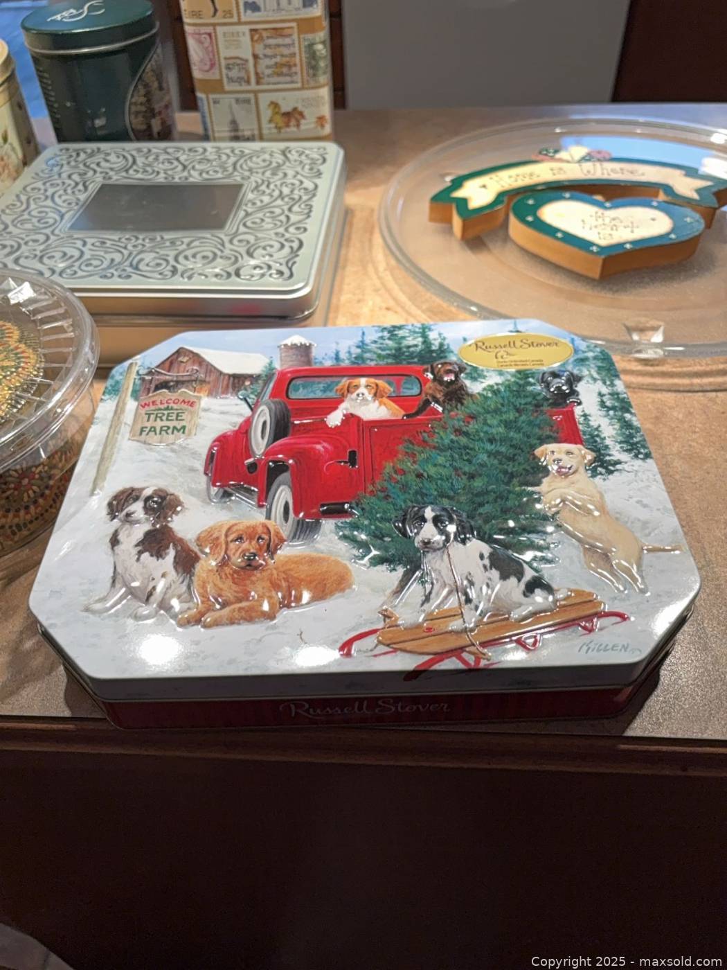 Assorted Christmas metal tins and small decor | Maxsold