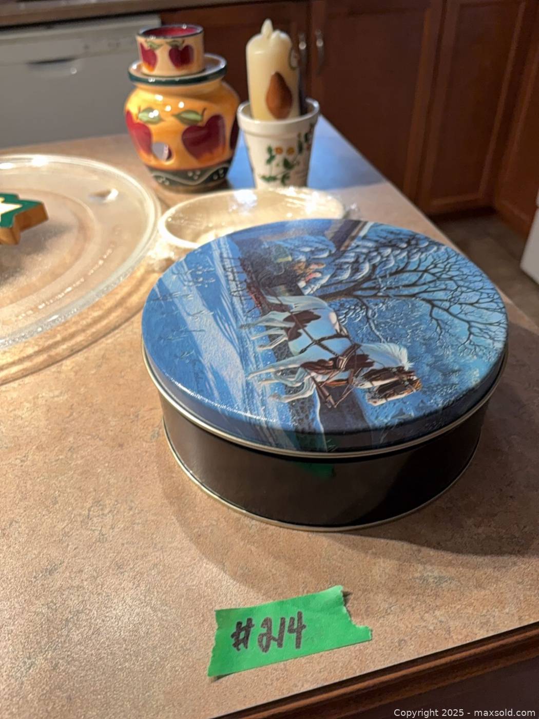 Assorted Christmas metal tins and small decor | Maxsold
