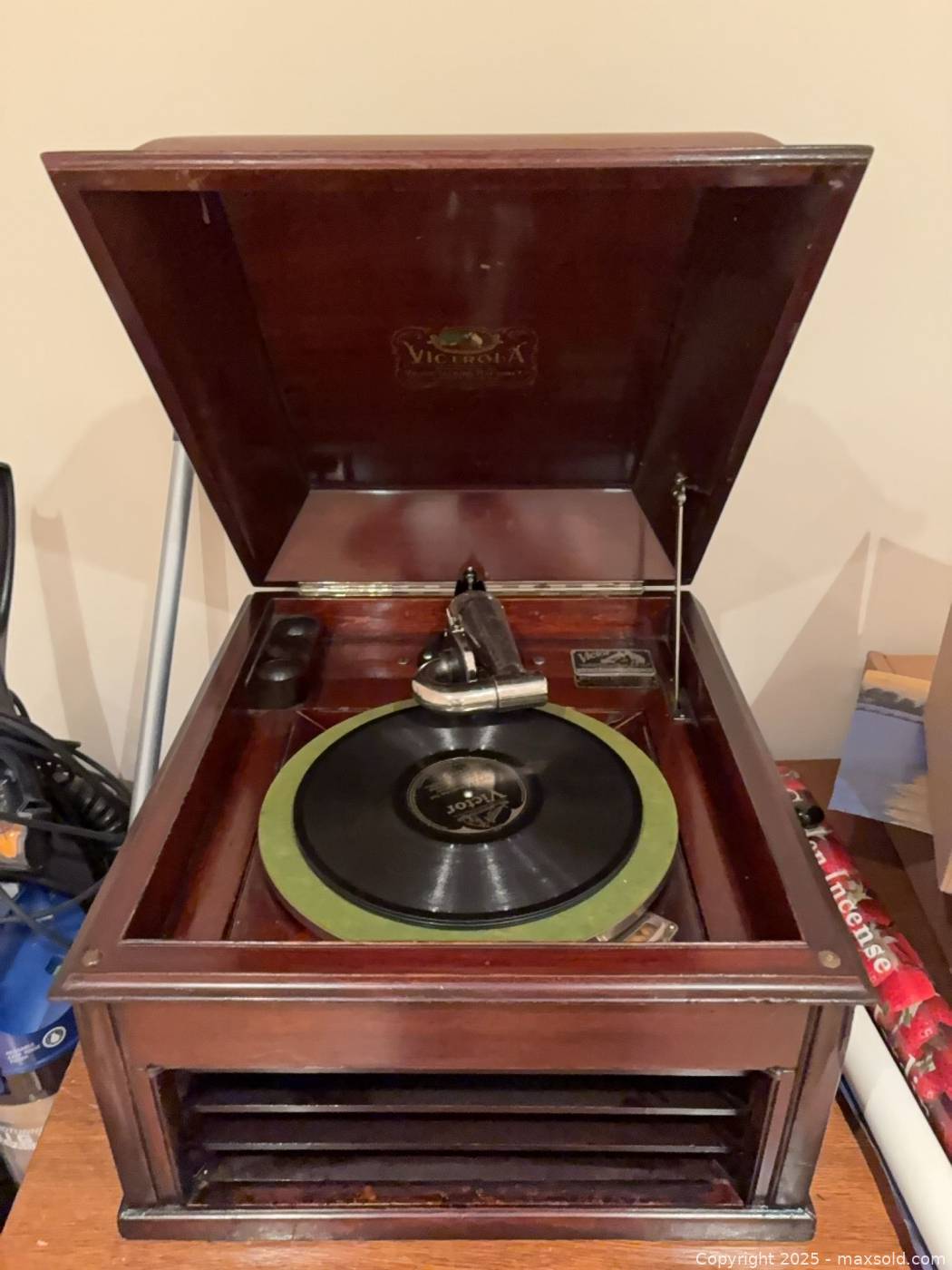 Victrola tabletop 78 RPM wind-up phonograph | Maxsold