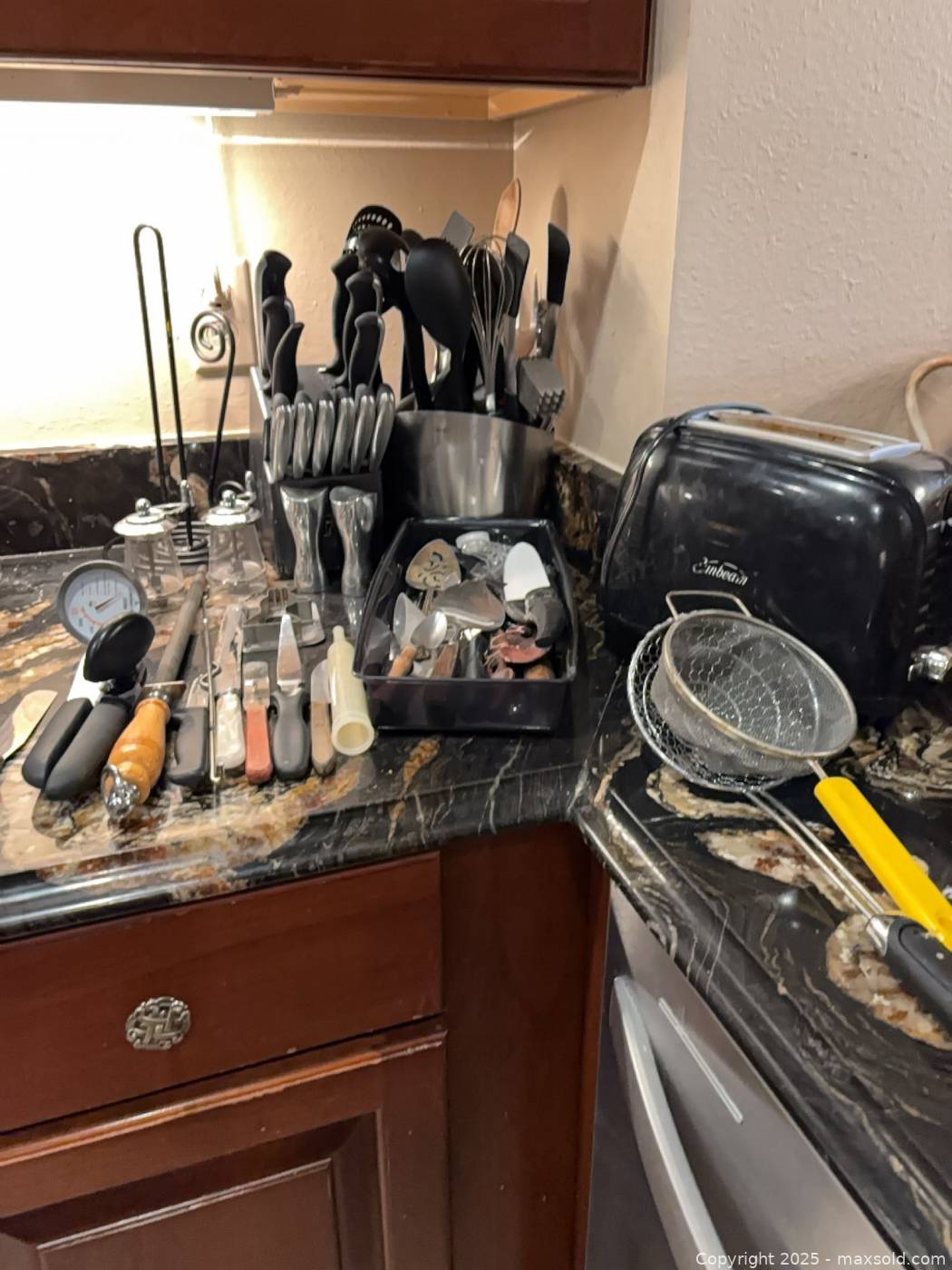 Mixed Kitchen Utensils, Knife Caddies & Sunbeam 2-Slice Toaster | Maxsold