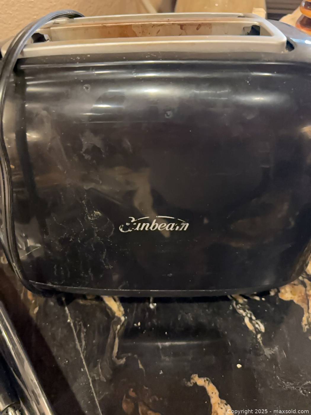 Mixed Kitchen Utensils, Knife Caddies & Sunbeam 2-Slice Toaster | Maxsold