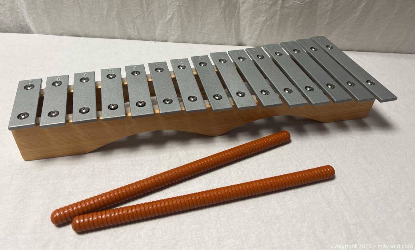 Metallic xylophone, wood base, 2 mallets | Maxsold
