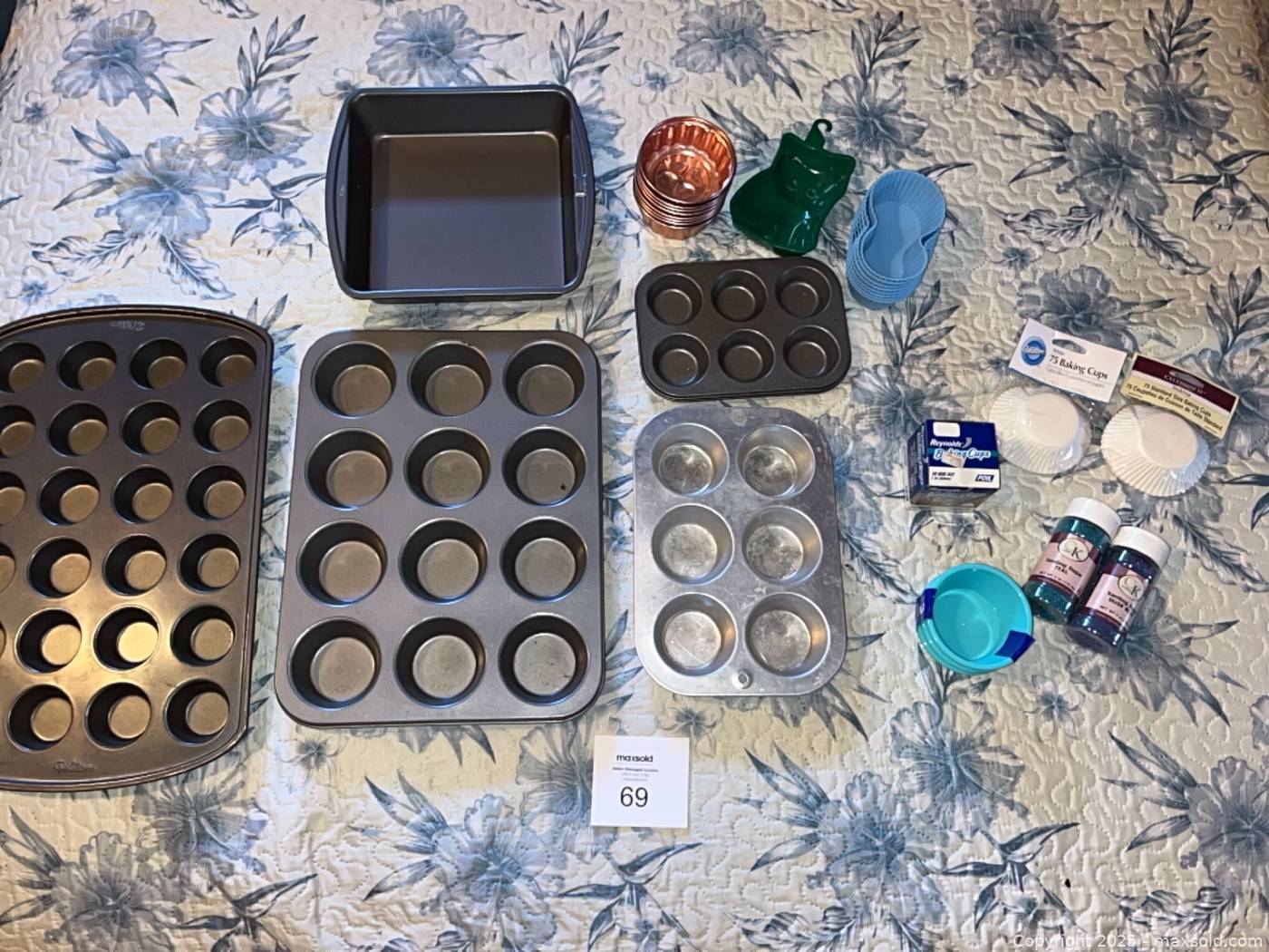 Cupcake bakeware and decorating lot | Maxsold